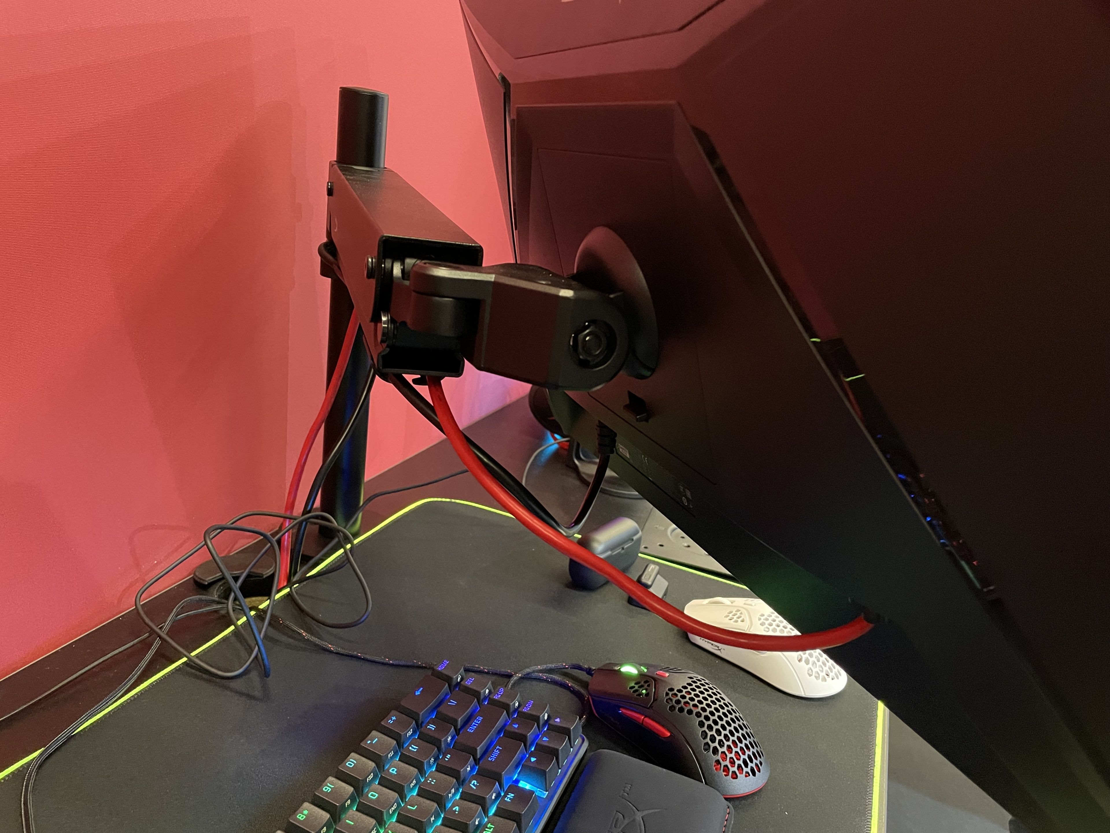 HyperX Armada 25 und Armada 27: Gaming-Monitore mit Monitorarm und ...