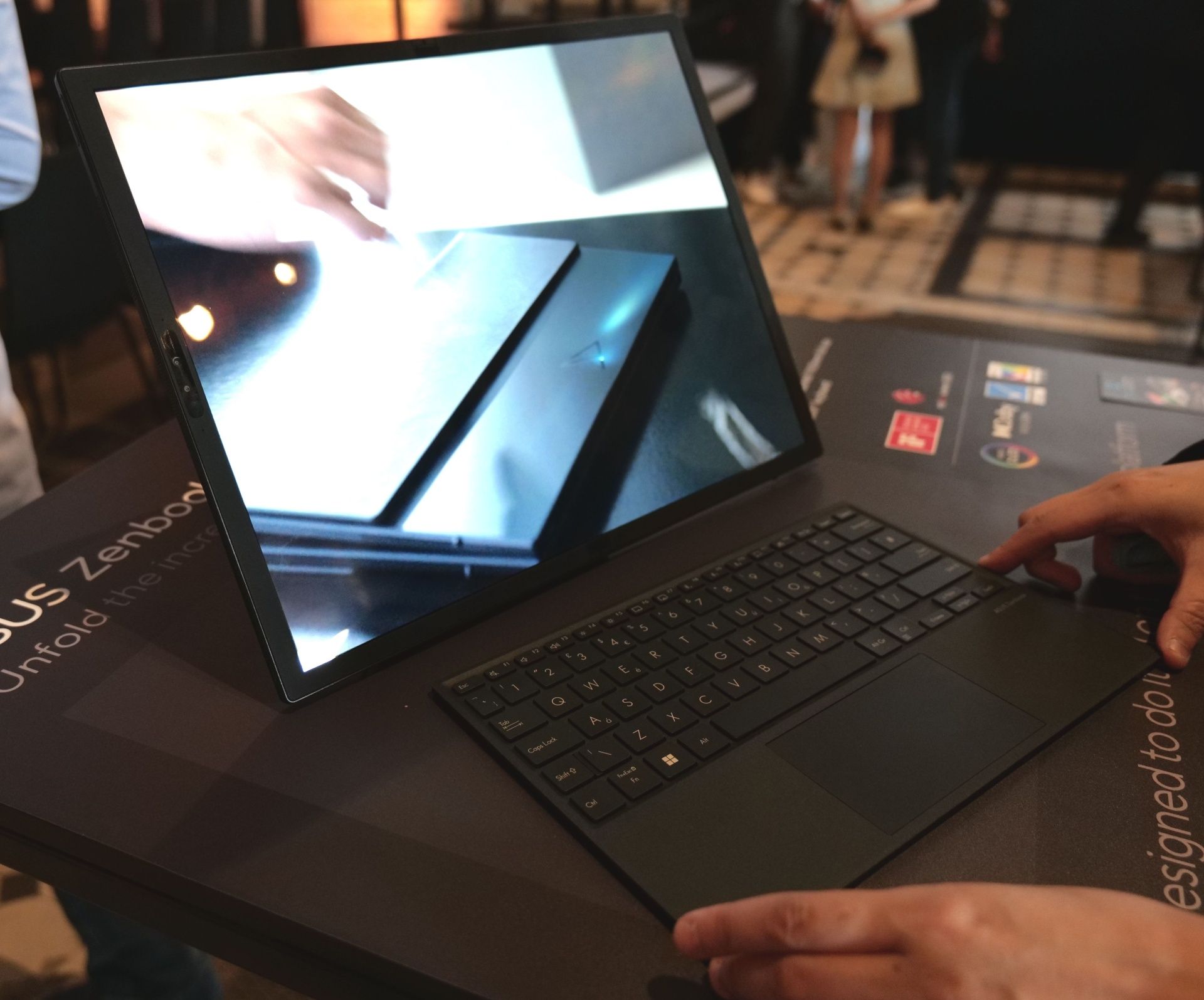 Das erste faltbare 17-Zoll-Notebook: ASUS Zenbook 17 Fold OLED ab ...
