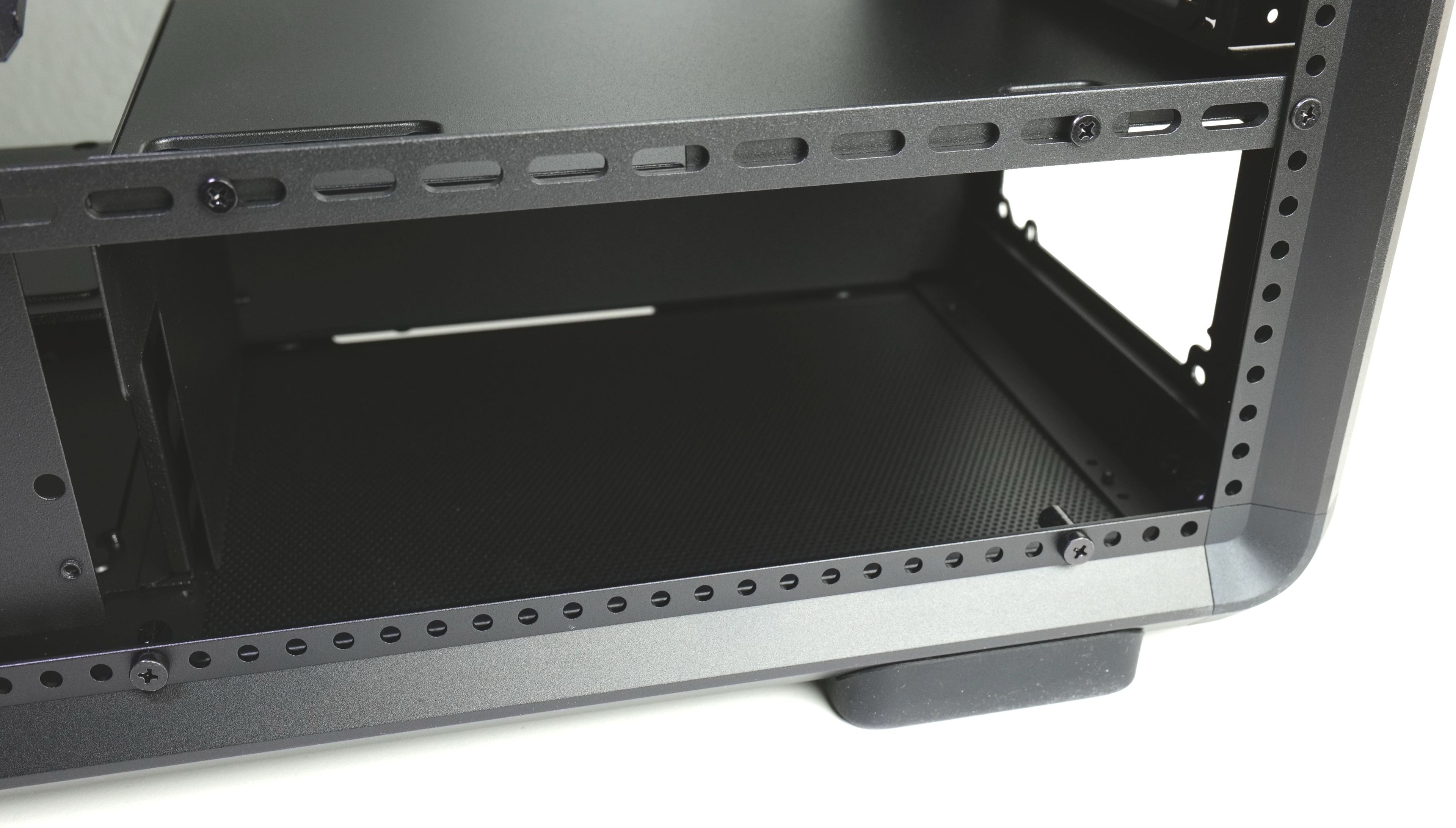 Cooler Master MasterFrame 600 im Test: Exo-Struktur sorgt für ...