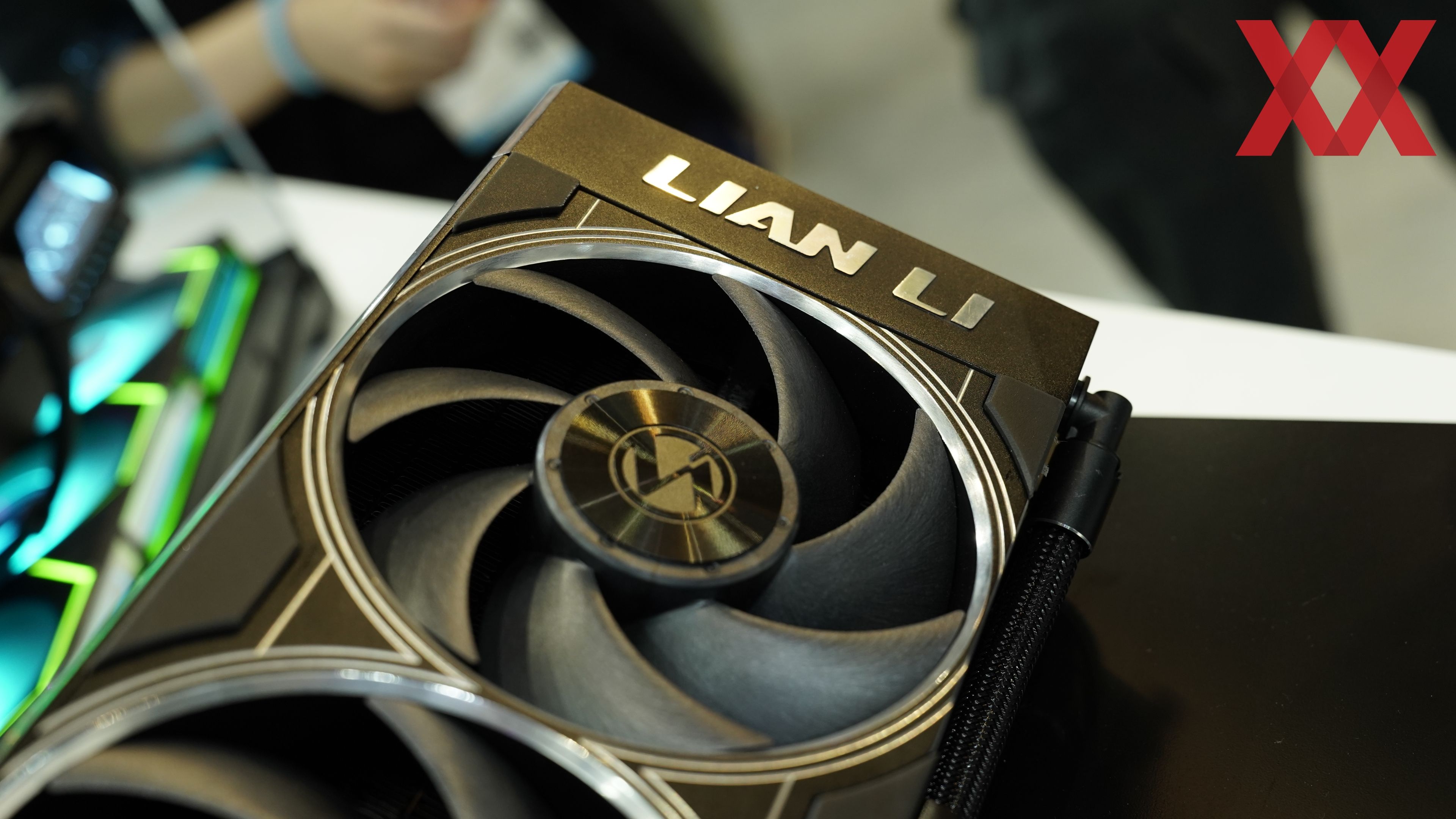 Lian Li Computex 2025: Neue Gehäuse und AiO-Kühlung mit motorisiertem Curved-Display - Hardwareluxx